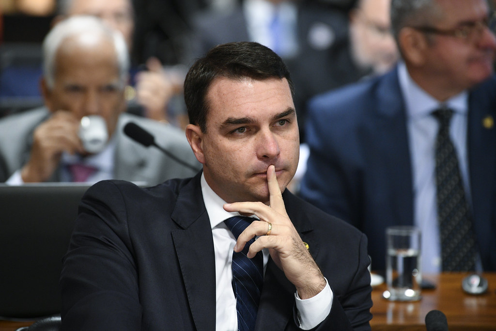 Zero Espanto: Flávio Bolsonaro Está Caladinho Sobre O Caso Master Há ...